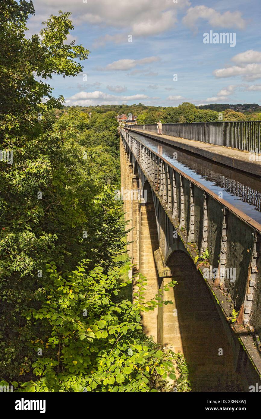 Pont Cysyllte Aqueduct taking the Llangollen canal, across the River ...
