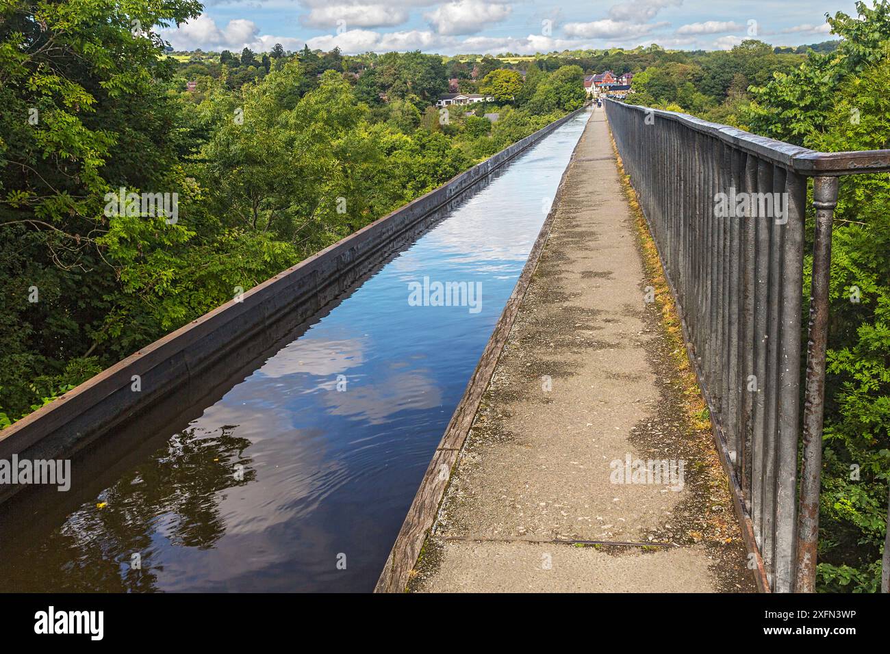 Pont Cysyllte Aqueduct taking the Llangollen canal across the River Dee ...