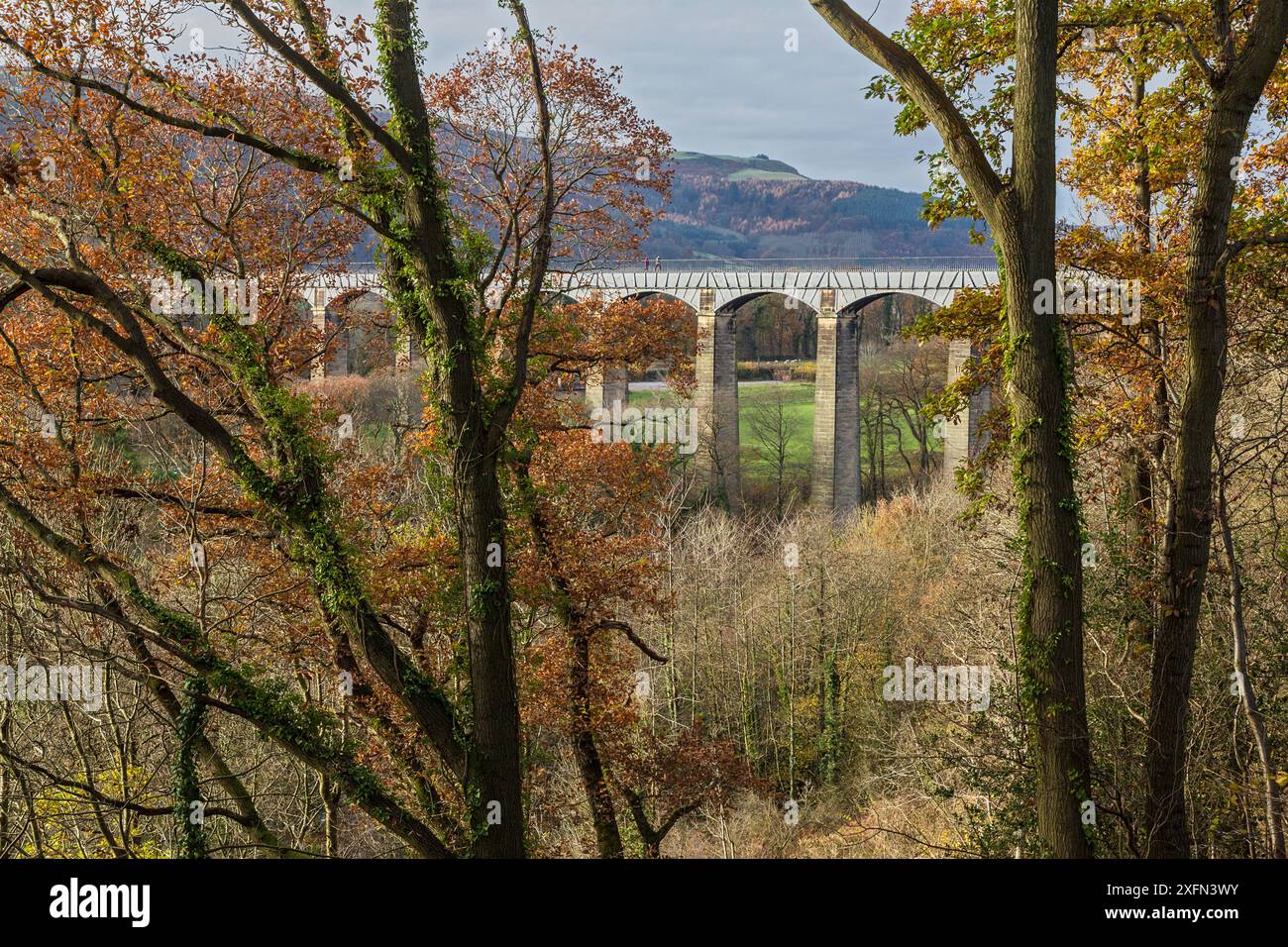 Pont Cysyllte Aqueduct taking the Llangollen canal, across the River ...