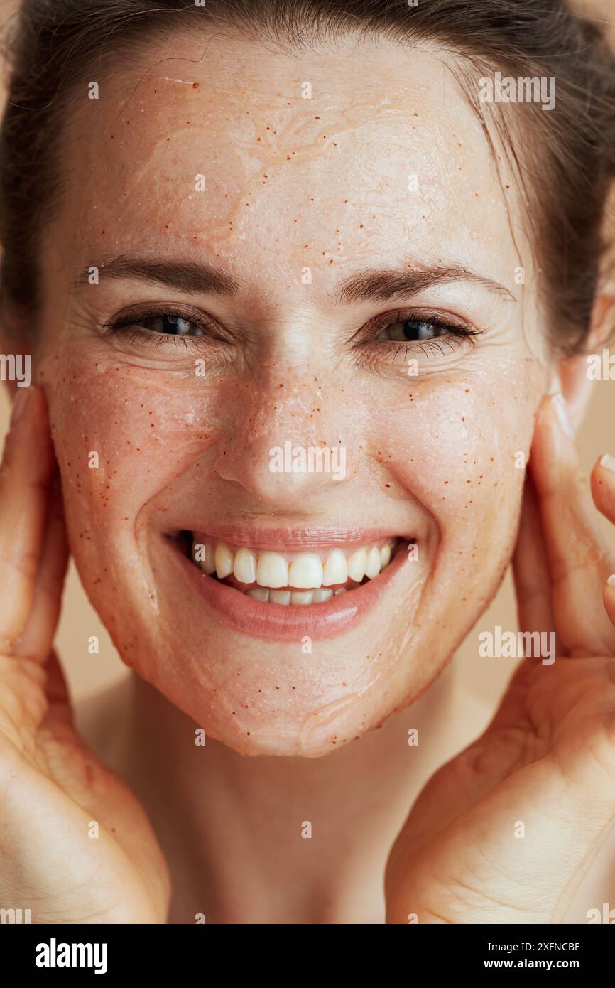 Sugar scrub woman body hi-res stock photography and images - Alamy