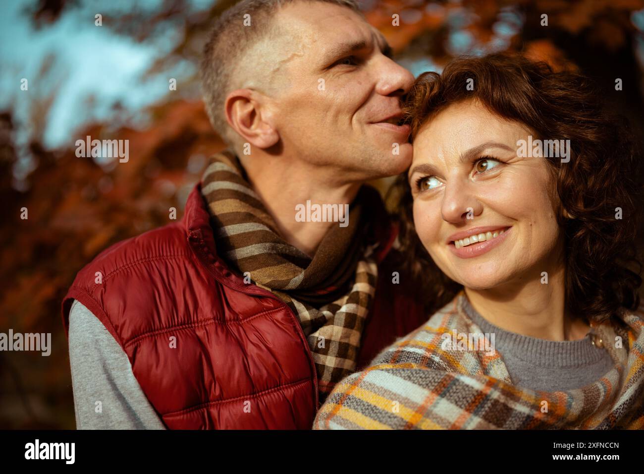 Hello autumn. happy stylish couple in the park having good time Stock ...