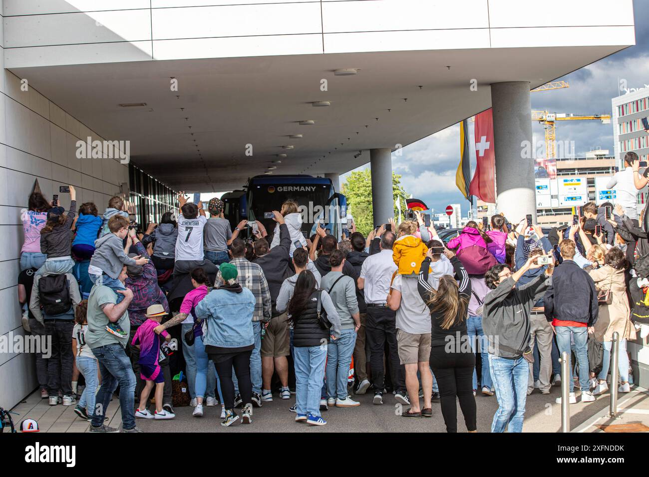 Ankunft der deutschen Fußballnationalmannschaft am Mövenpick Hotel am ...