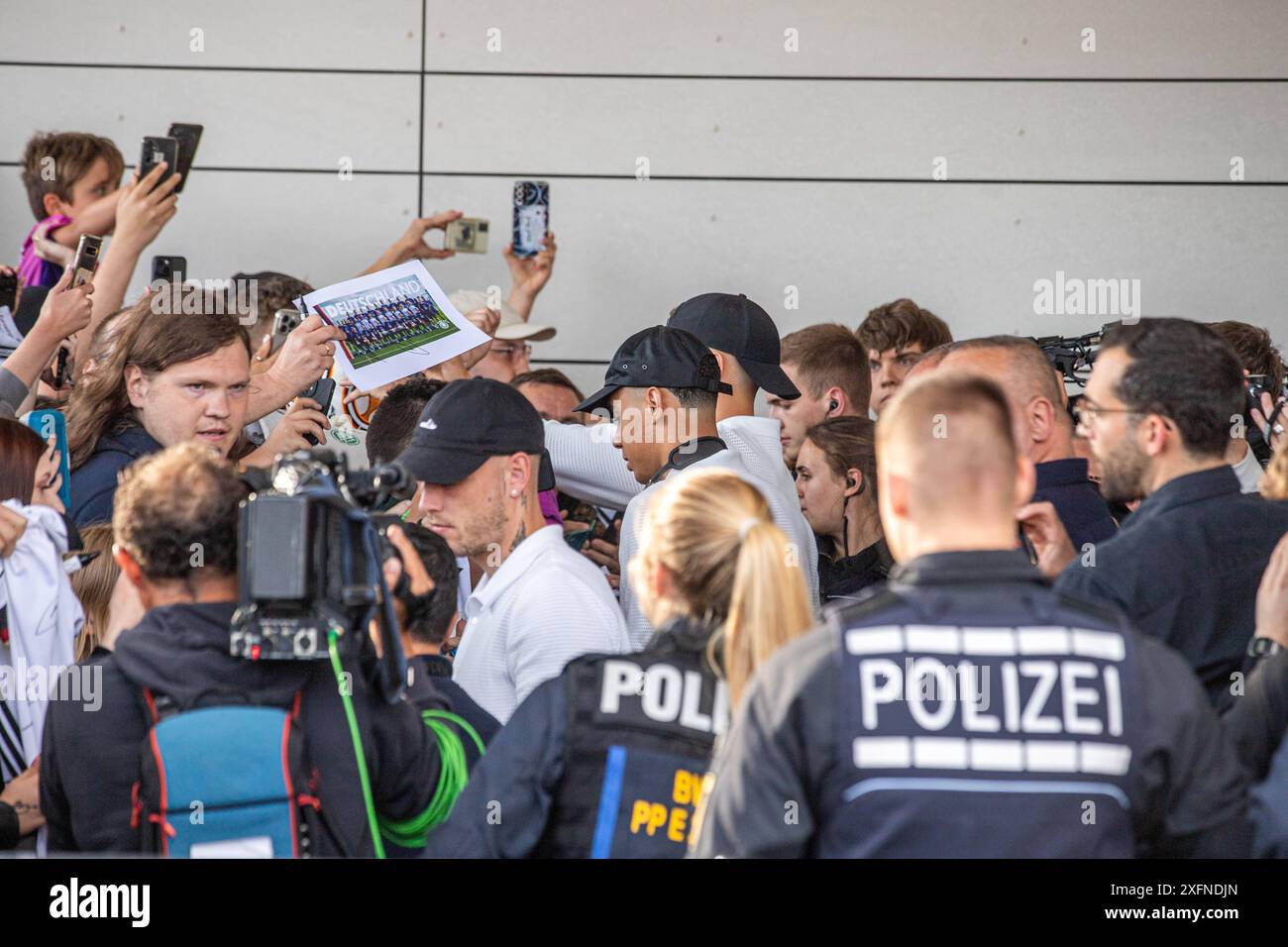 Ankunft der deutschen Fußballnationalmannschaft am Mövenpick Hotel am ...