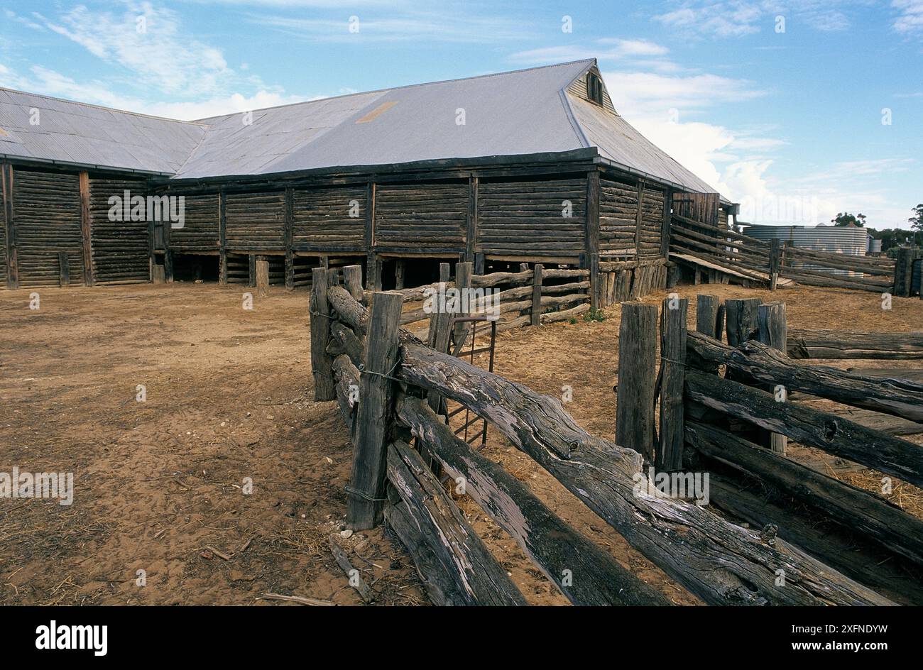Historical woolshed, Mungo National Park, Willandra Lakes UNESCO ...
