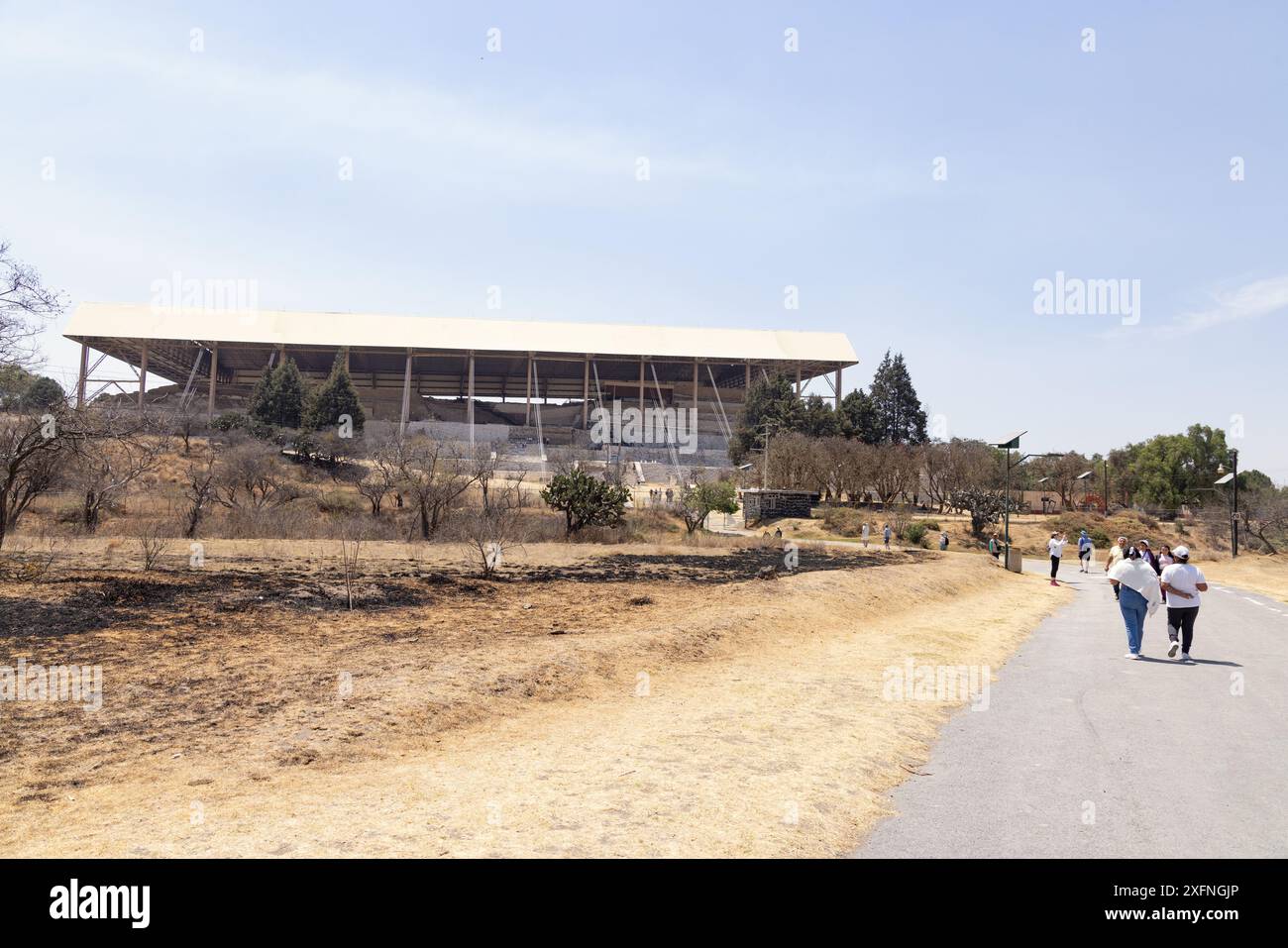 Mexico Travel - people arriving at Cacaxtla archaeological site, Puebla ...