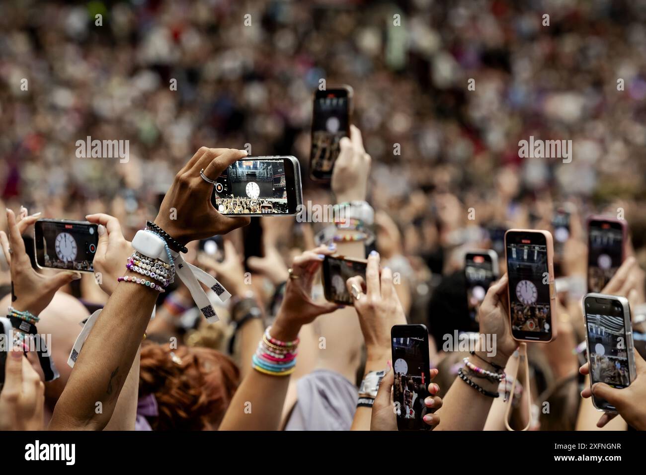 AMSTERDAM - Taylor Swift's Swifties with their mobile phones filmed during her performance for ...
