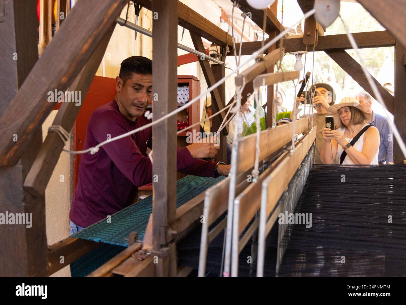 Man weaving loom hi-res stock photography and images - Alamy