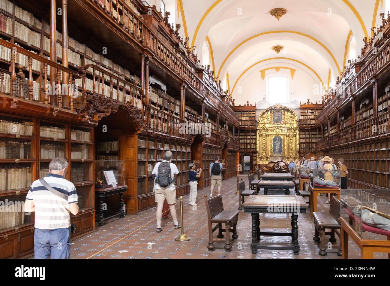 Visitors in the Biblioteca Palafoxiana, or the Palafoxiana library ...