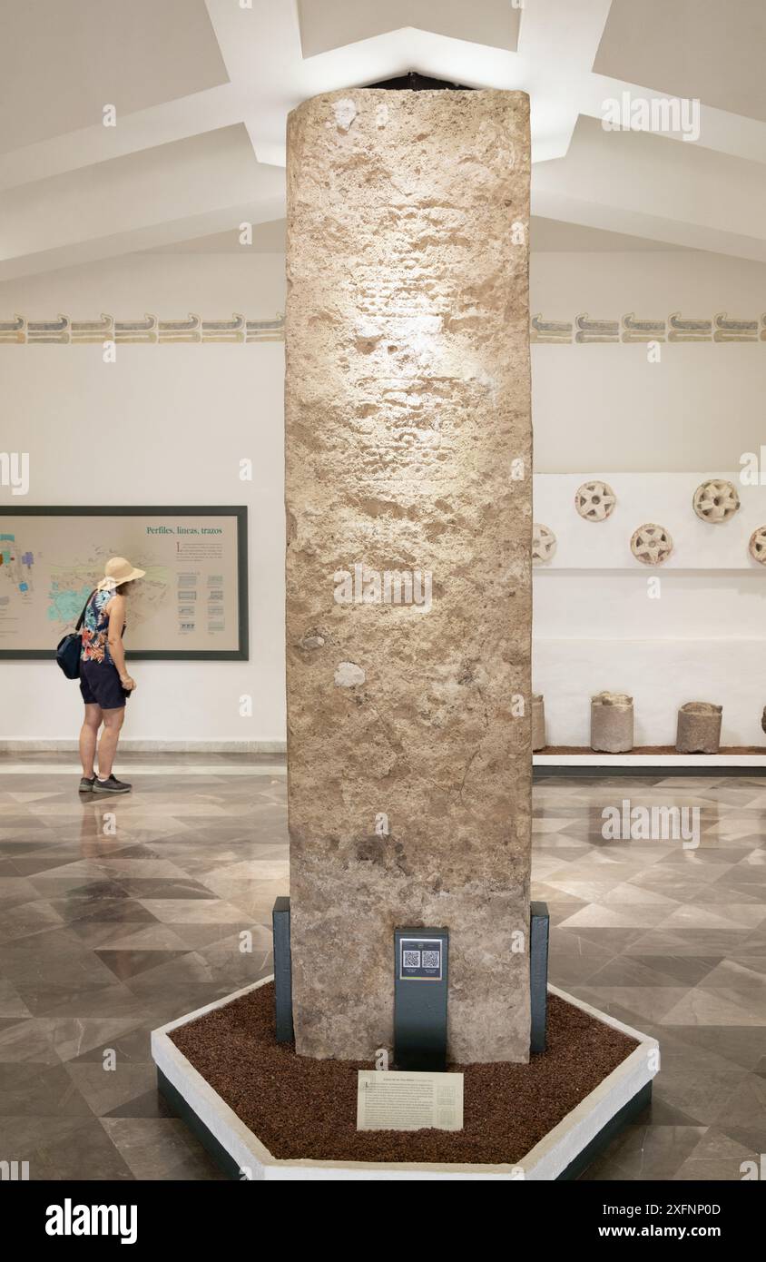 Estela de los Dos Glyfos (two-glyph stela). Mayan carving - see ...
