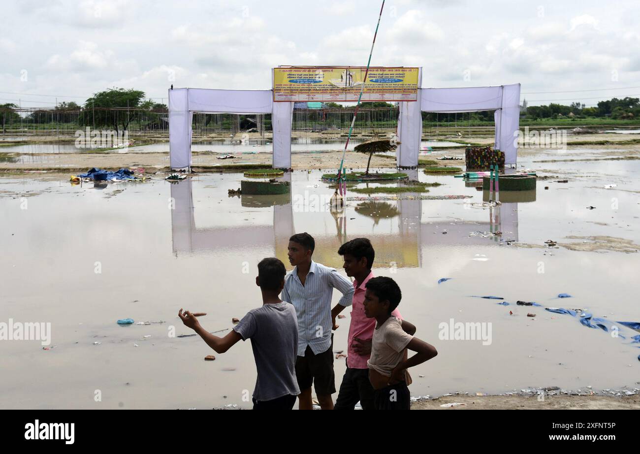 HATHRAS, INDIA - JULY 4: People looking towards the pandal at the spot ...