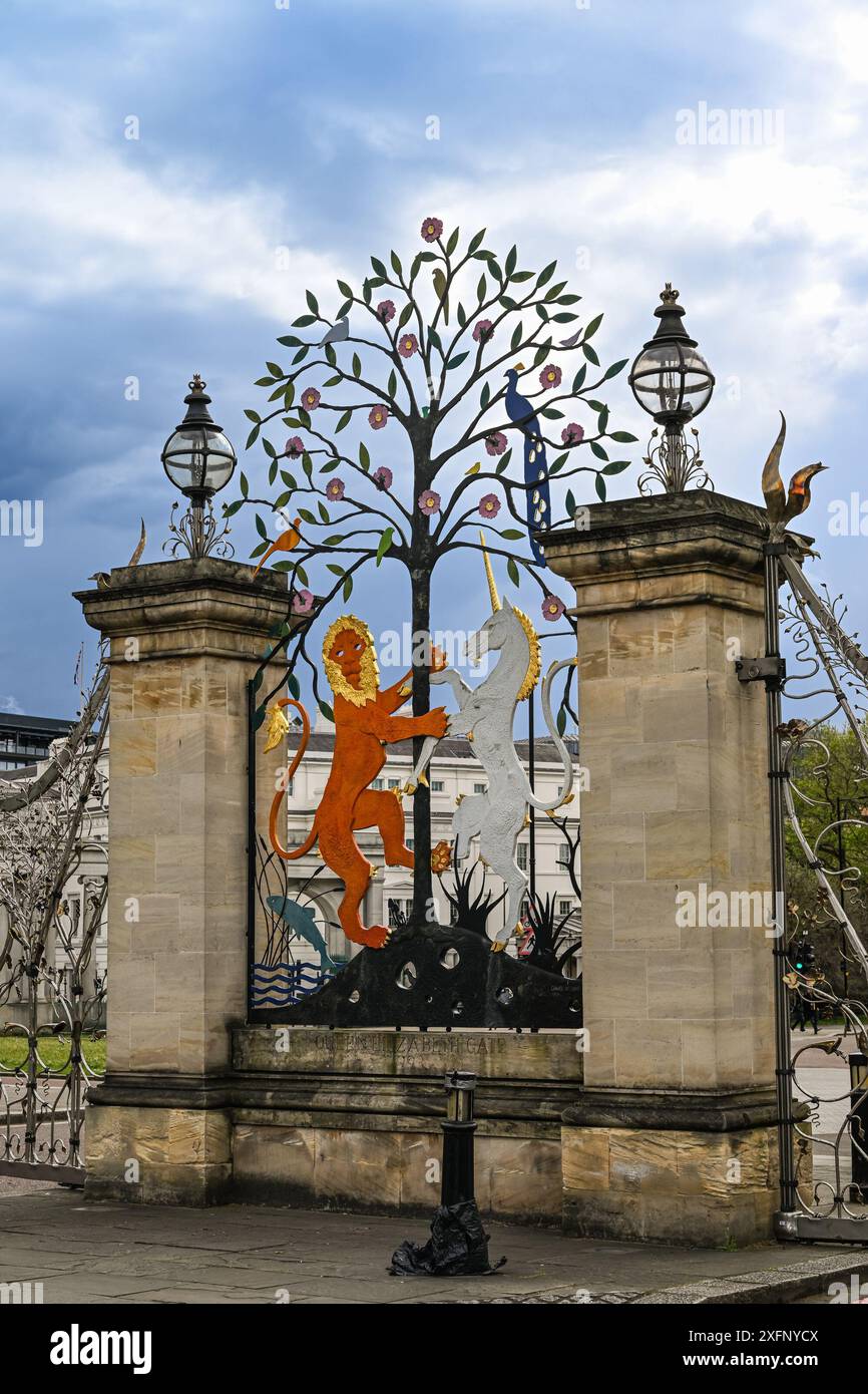 Ornate Queen Elizabeth Gate, with Lion and Unicorn, Hyde Park, London ...