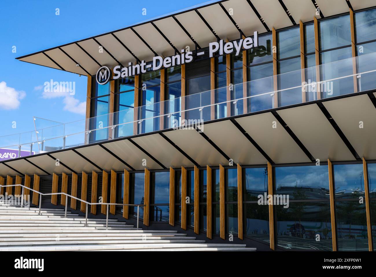 LINE 14 NEW SAINT DENIS PLEYEL STATION Stock Photo - Alamy