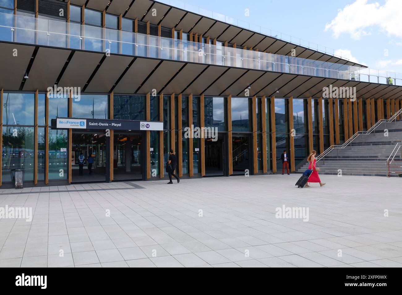 LINE 14 NEW SAINT DENIS PLEYEL STATION Stock Photo - Alamy