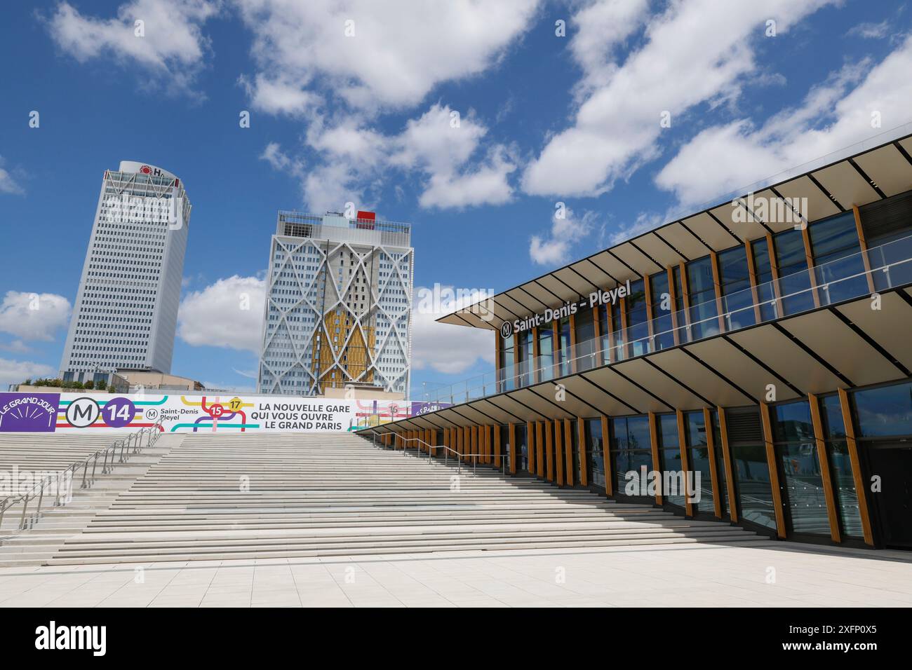 LINE 14 NEW SAINT DENIS PLEYEL STATION Stock Photo - Alamy