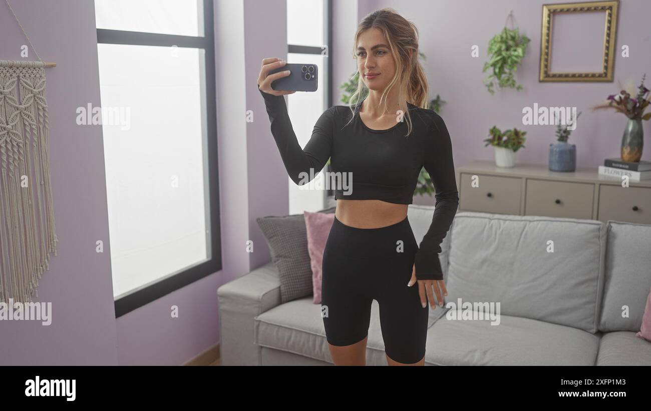 Mirror selfie pose hi-res stock photography and images - Alamy