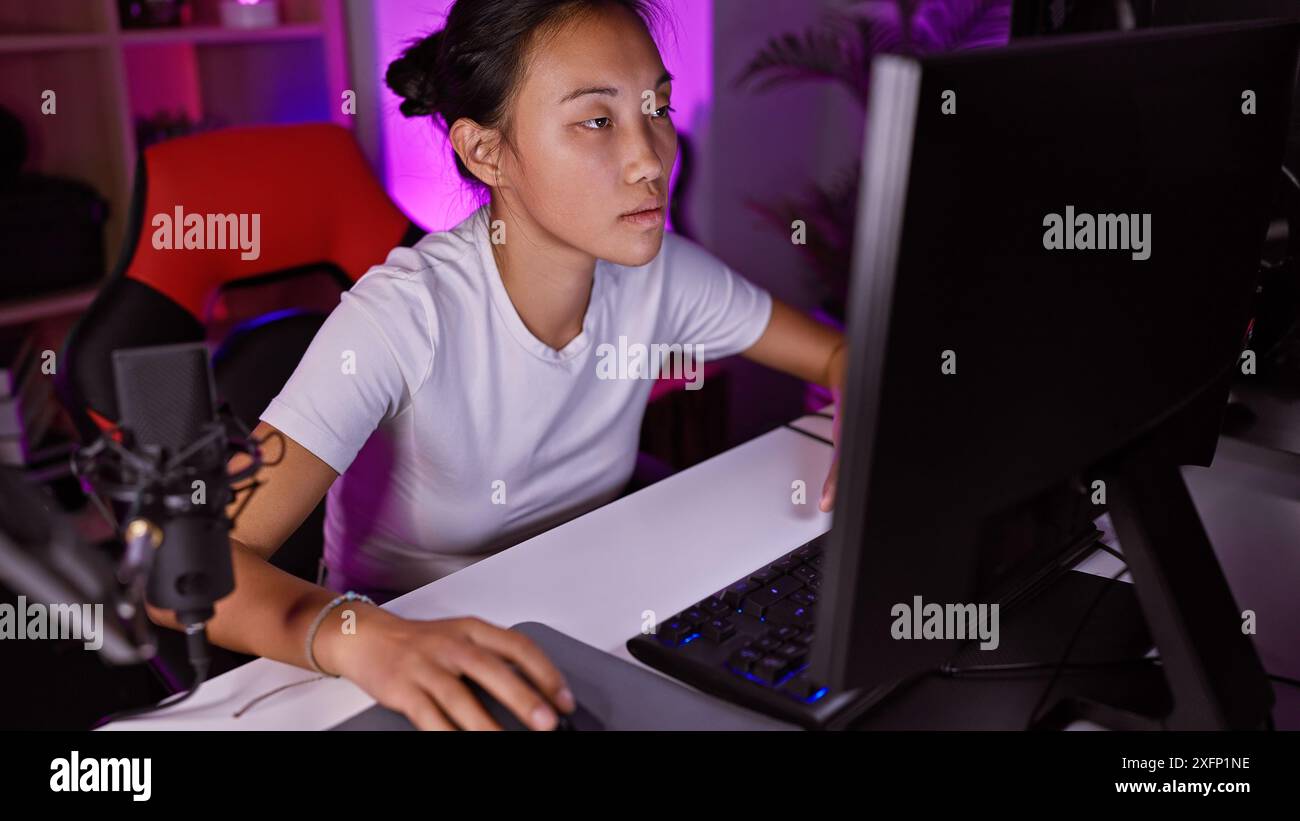 Concentrated asian woman gaming hi-res stock photography and images - Alamy