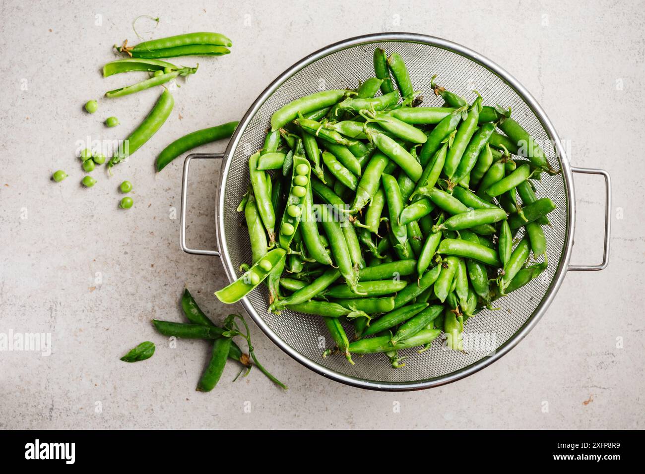 Green peas in pods hi-res stock photography and images - Alamy