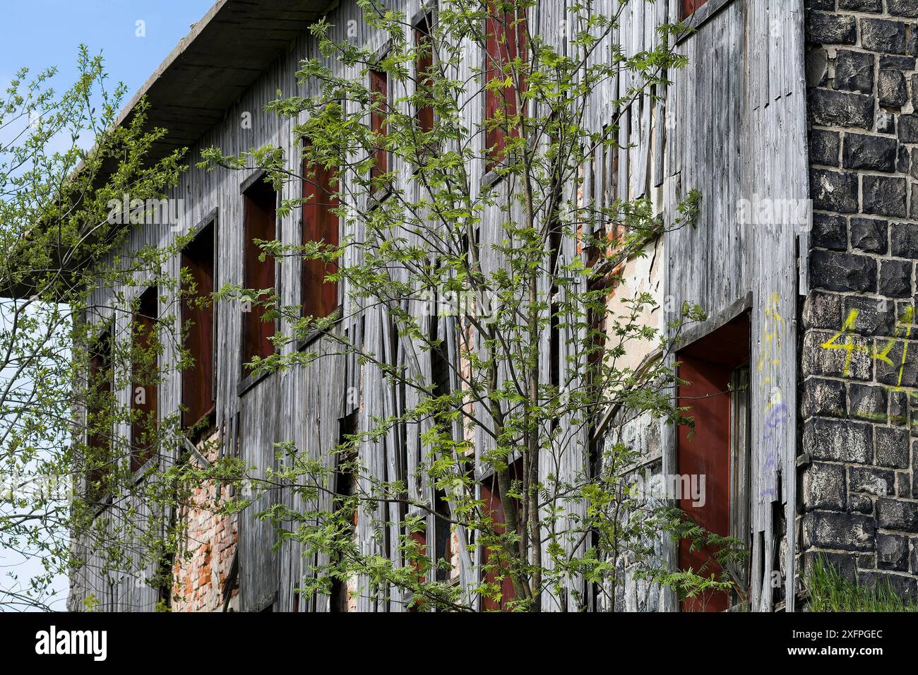 Run down brick building hi-res stock photography and images - Alamy