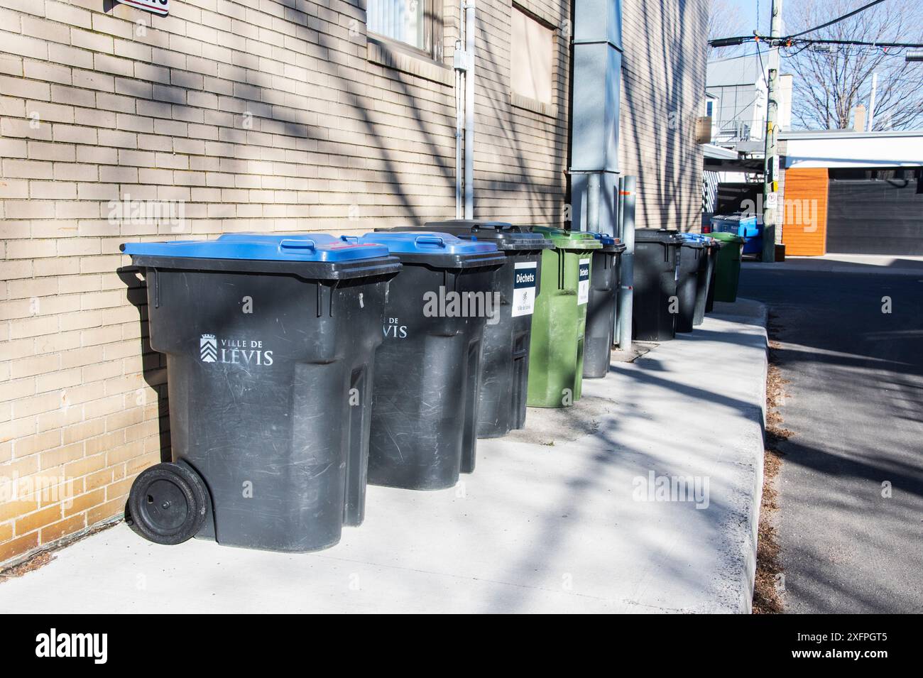 Green wheelie bins apartment hi-res stock photography and images - Alamy