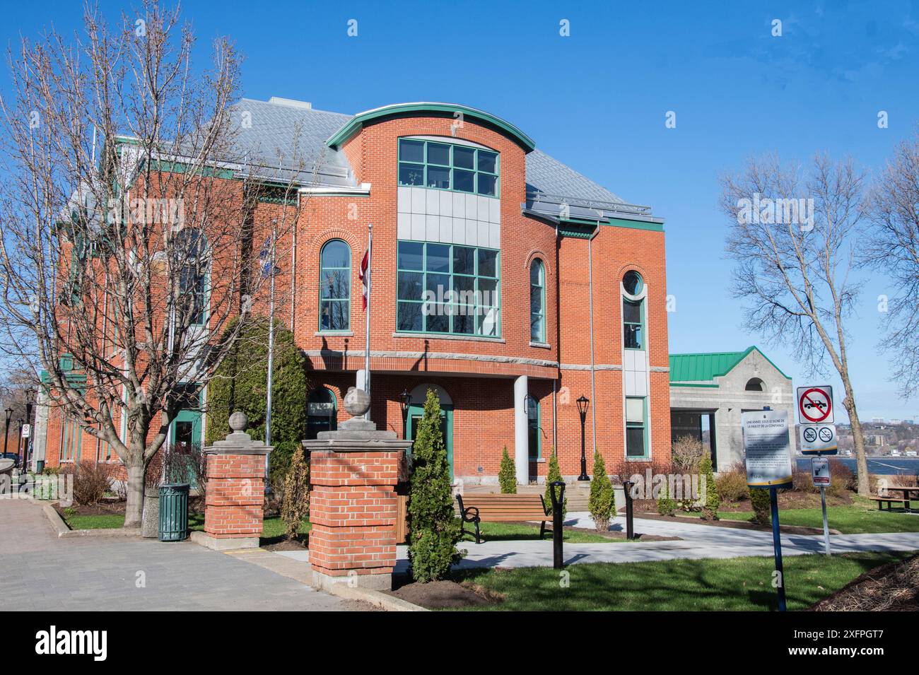 Flags of public buildings hi-res stock photography and images - Alamy