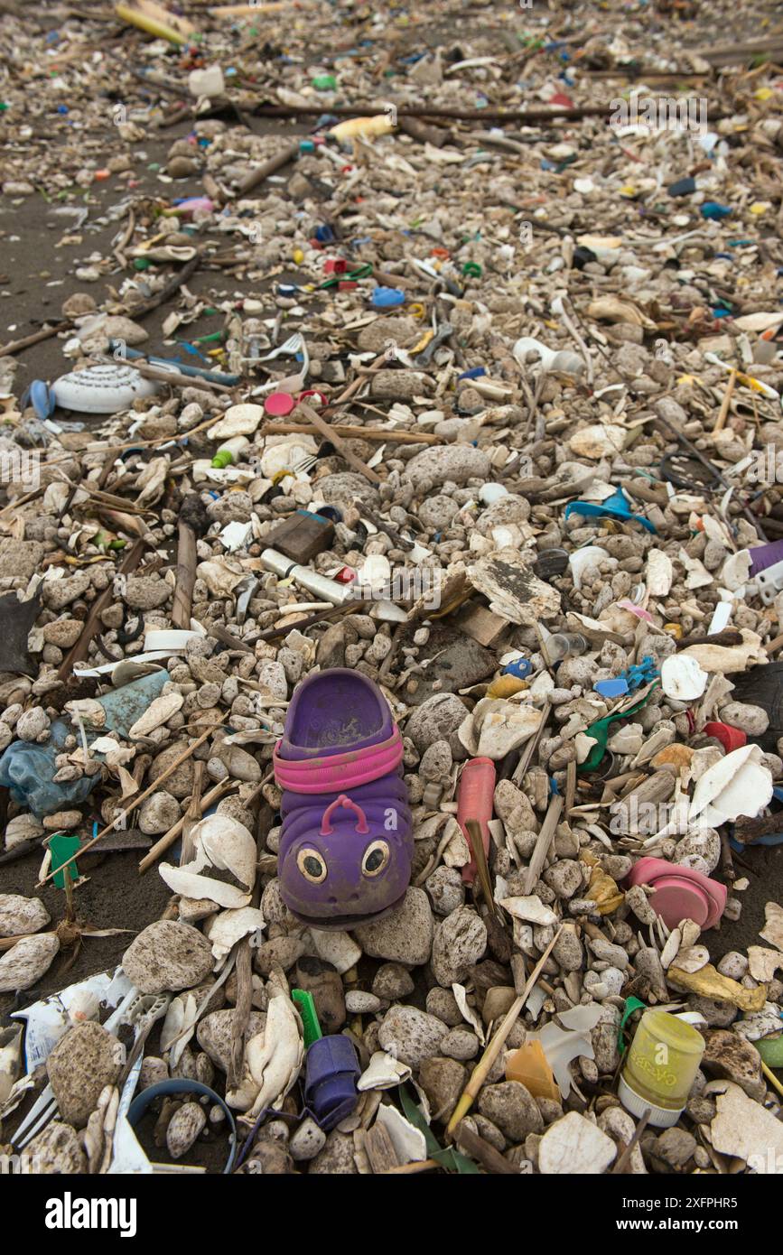Marine plastic pollution washed up on beach at Quetzalito, Guatemala ...