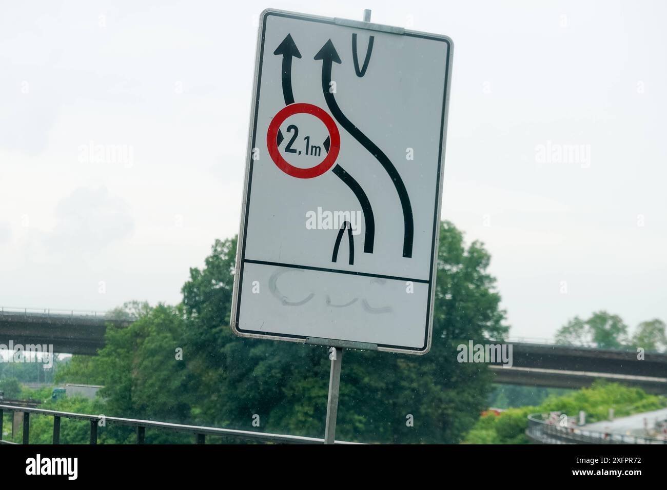 Verkehrsschild, Fahrbahnverengung, 2,1 Meter, geschwungene Linien ...