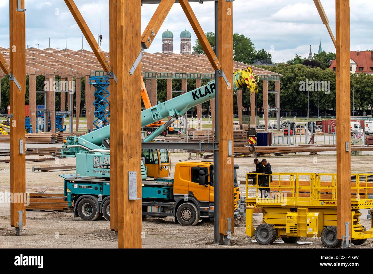 Aufbau Oktoberfest, die Theresienwiese ist eine riesige Baustelle ...