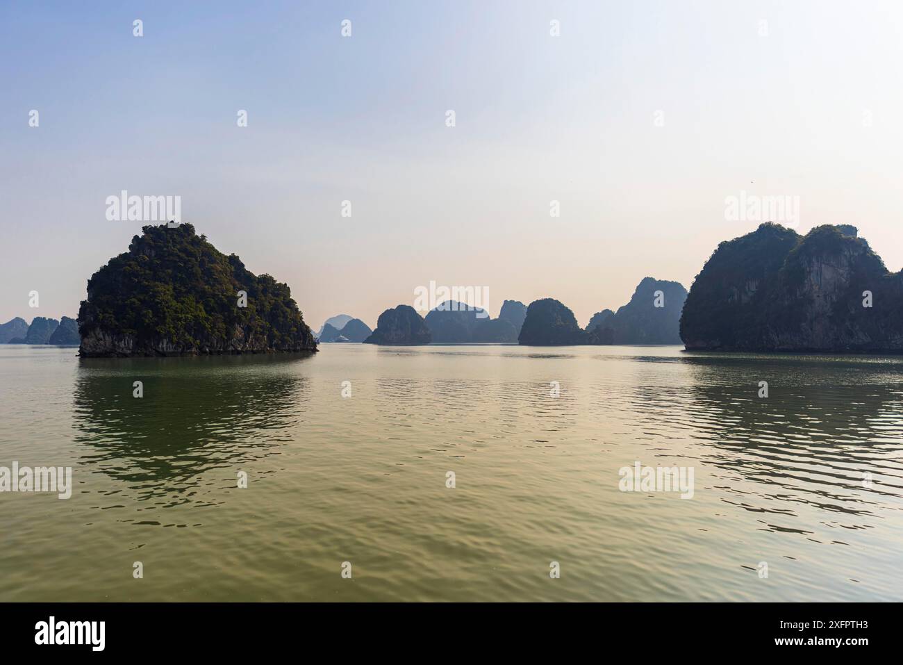Ha long bay mountains hi-res stock photography and images - Alamy