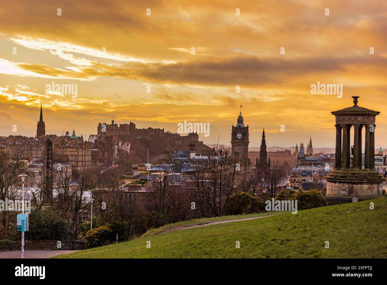 Sunrise edinburgh dawn beautiful hi-res stock photography and images ...