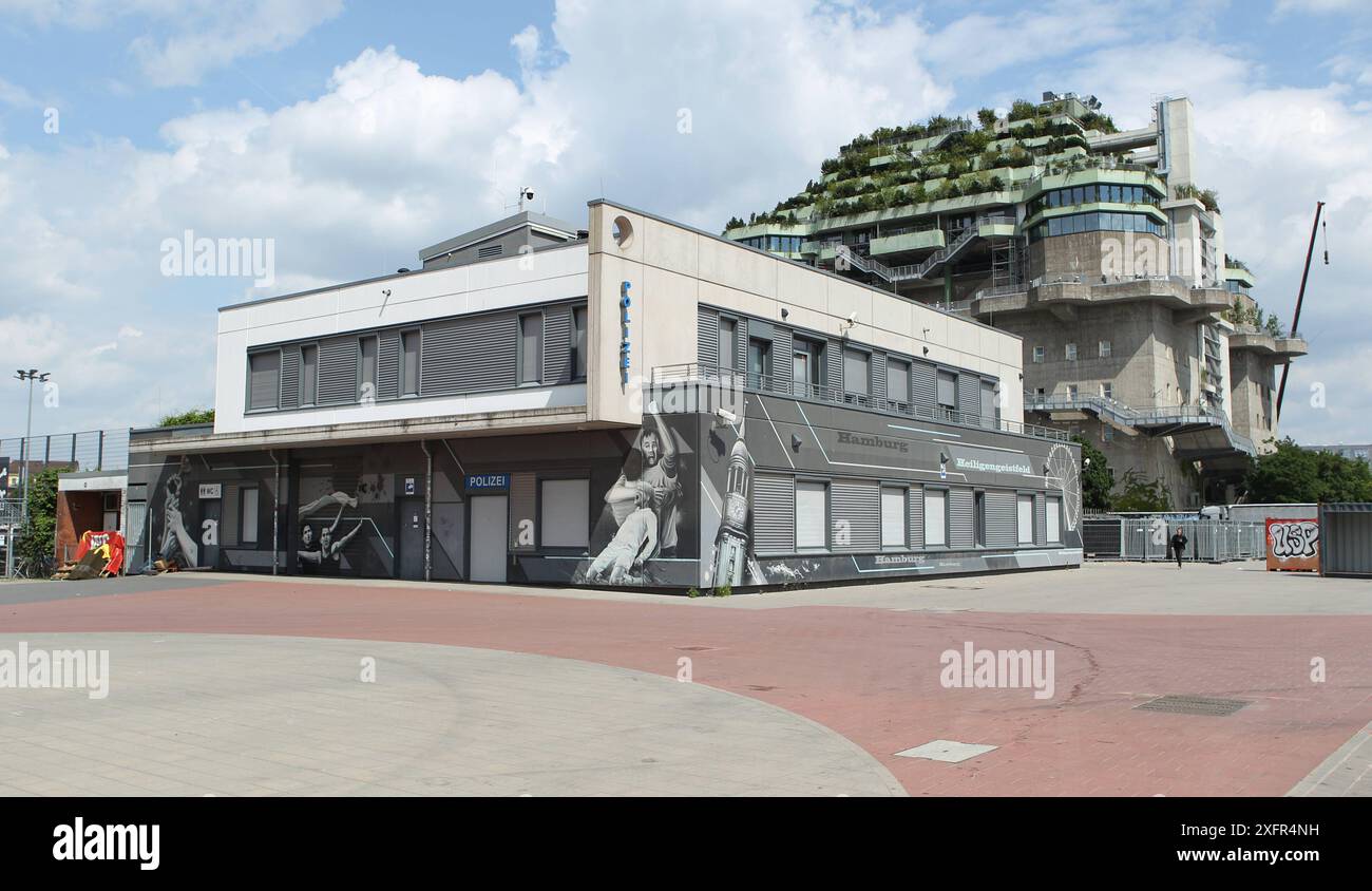Der Grüne Bunker an der Feldstraße. Davor die Domwache. St. Pauli ...