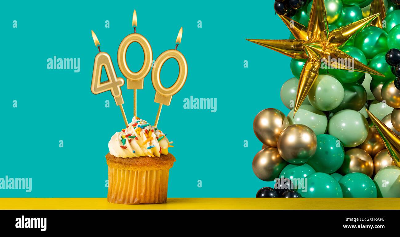 Birthday card number 400 - Cupcake with balloons Stock Photo - Alamy
