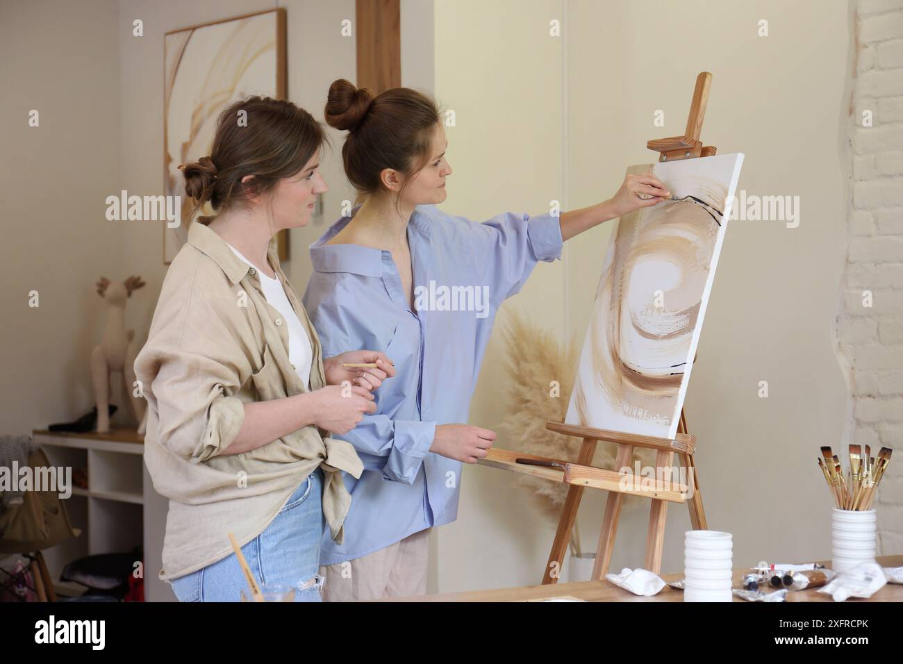 Art teacher student canvas hi-res stock photography and images - Alamy