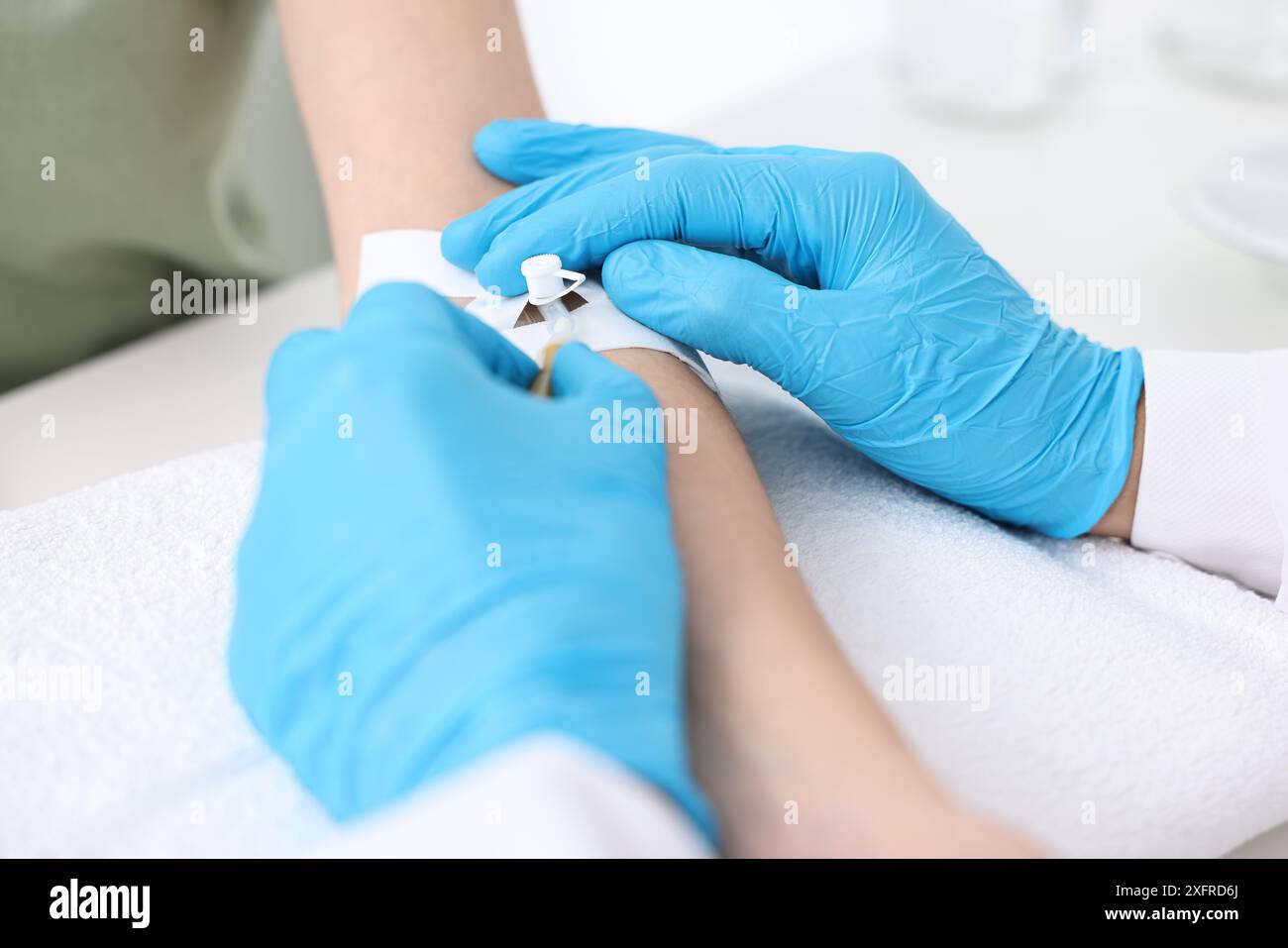 Nurse inserting iv arm hi-res stock photography and images - Alamy