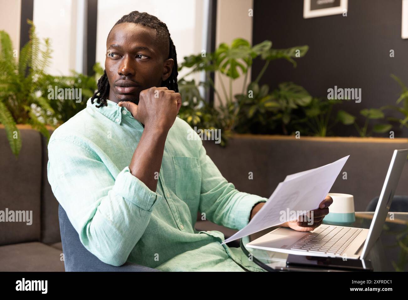 Thinking man research laptop hi-res stock photography and images - Alamy