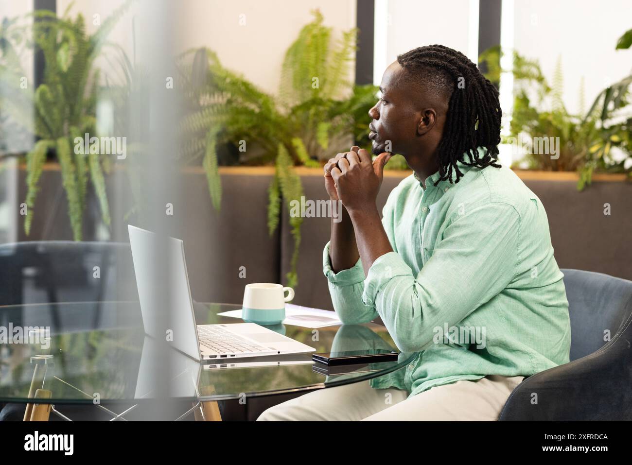 Thinking typing man desk hi-res stock photography and images - Alamy