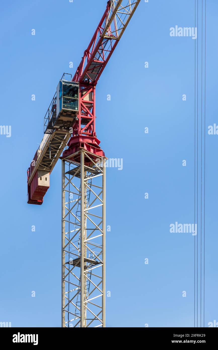 One tower crane construction hi-res stock photography and images - Alamy