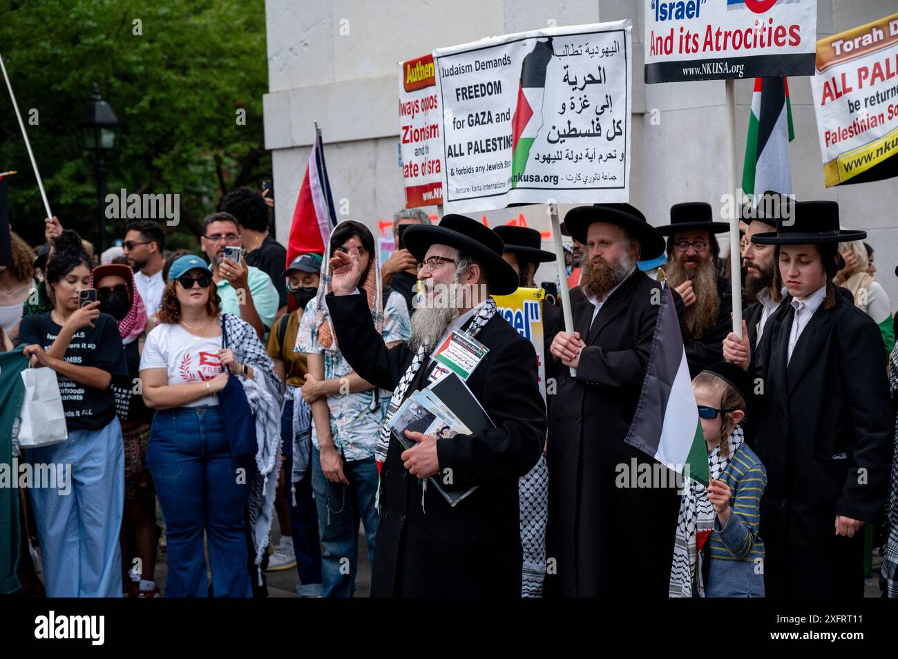 New York, USA. 4th July, 2024. A rabbi from the Neturei Karta orthodox ...