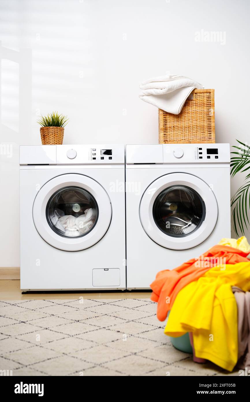 Pile white washing machines hi-res stock photography and images - Alamy