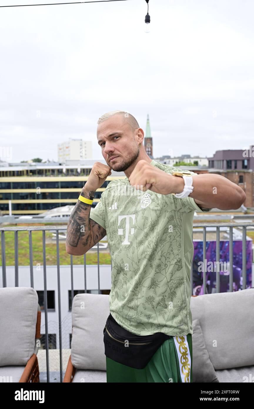 Eric Sindermann beim Mates Date Influencer Event auf der Berlin Fashion ...