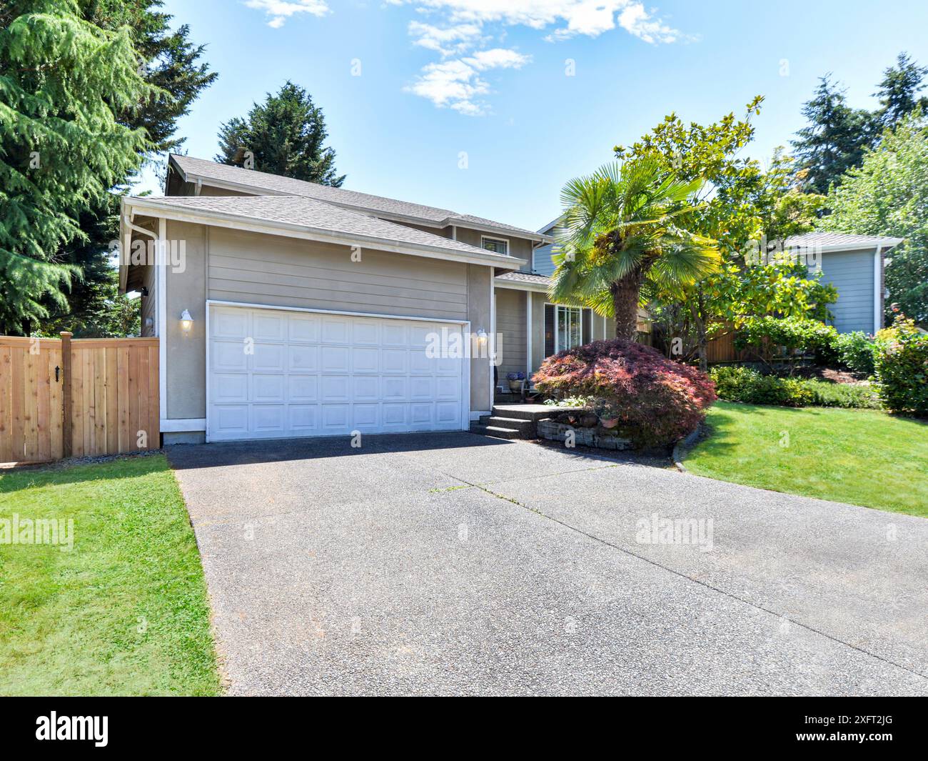 Modern residential front exterior Stock Photo - Alamy