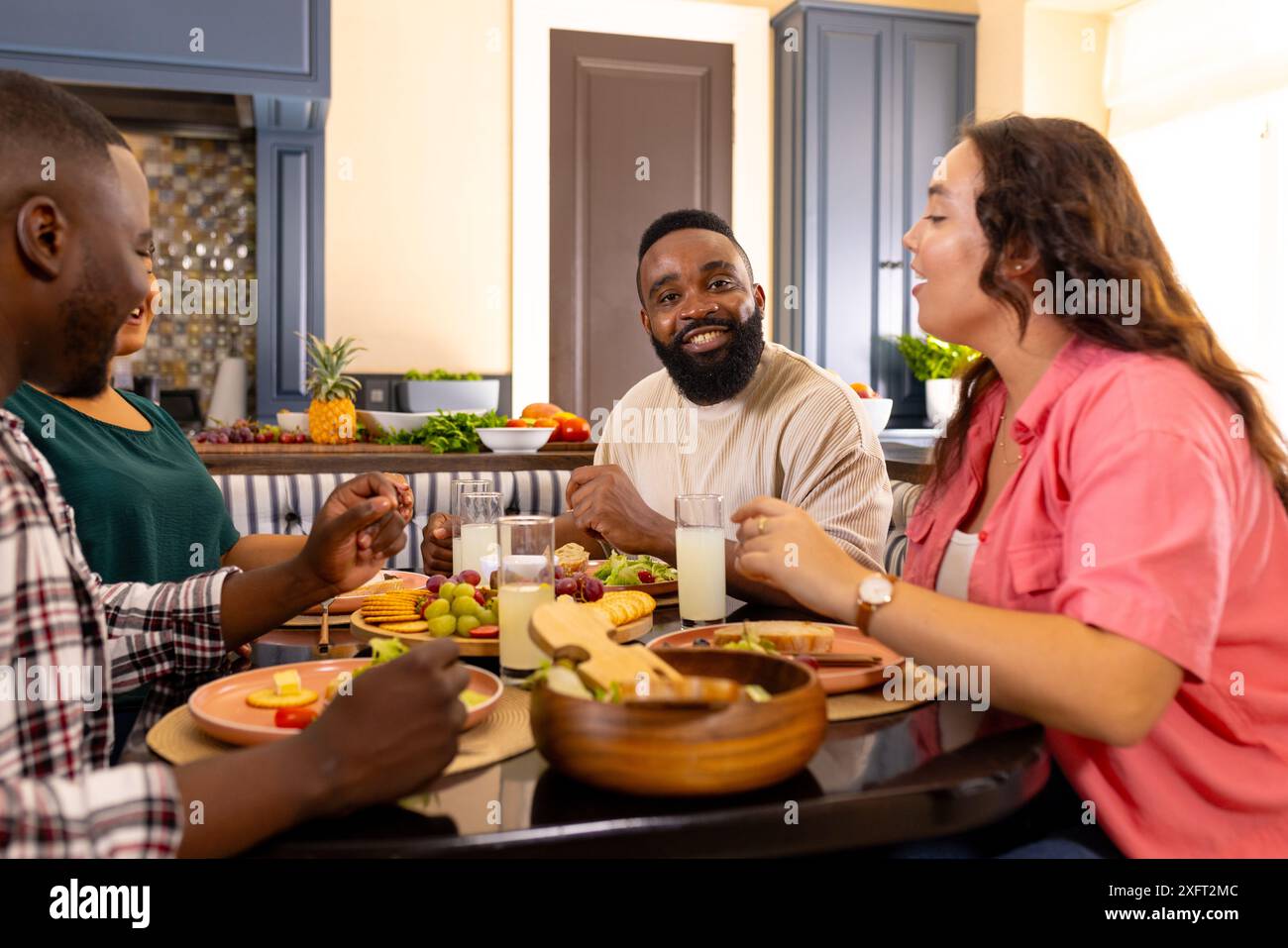 Friends around dining table hi-res stock photography and images - Alamy