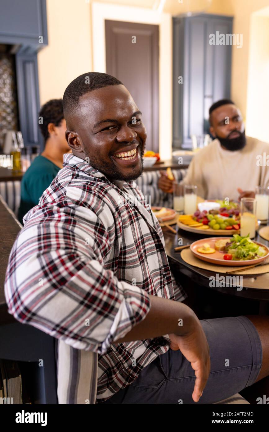 Group people sitting dining table hi-res stock photography and images ...