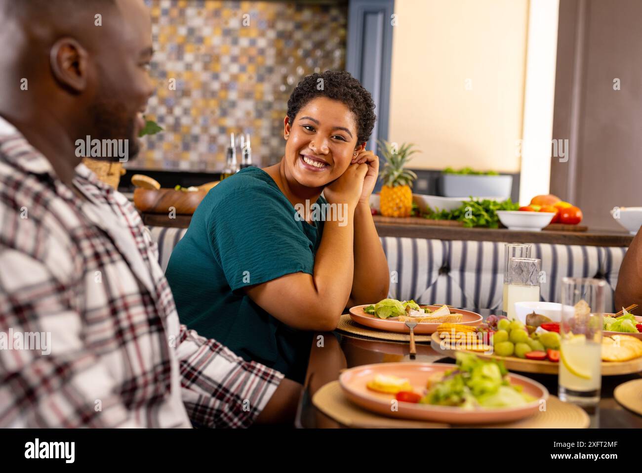 Group people sitting dining table hi-res stock photography and images ...