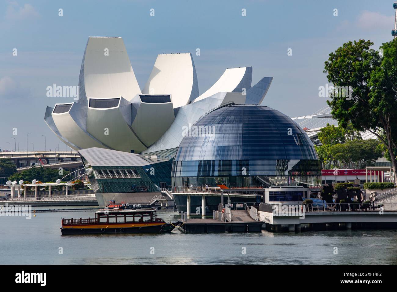 ArtScience Museum, Apple Floating Store, bumboat ride at Marina Bay ...