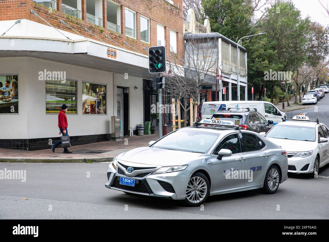Australian saloon car taxi vehicle, Silver service taxi in Kirribilli ...