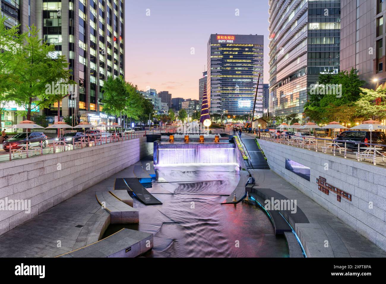 Seoul, South Korea - October 12, 2017: Amazing evening view of the ...