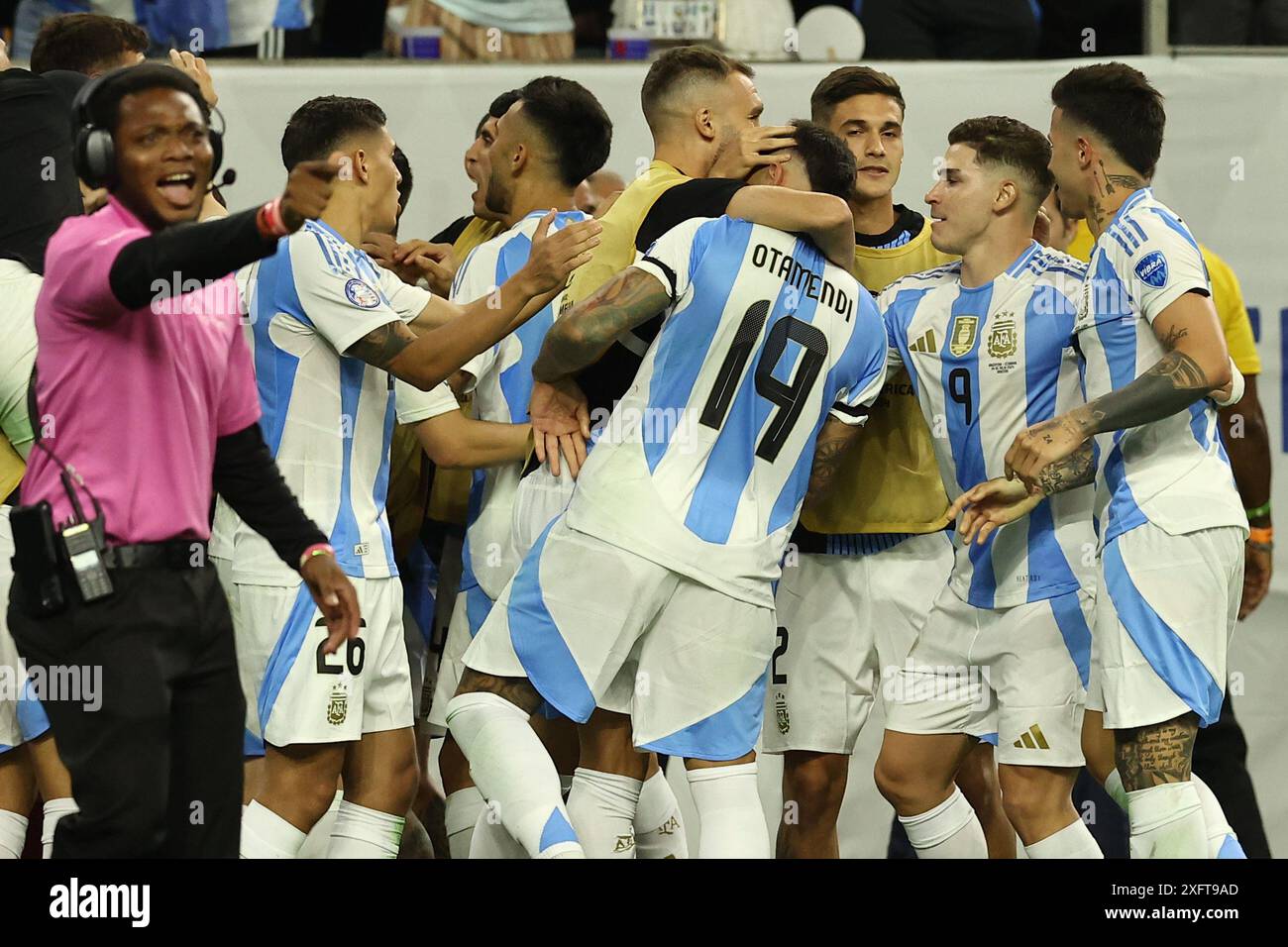 Argentina's footballers celebrate after defeating Ecuador by pennalty ...