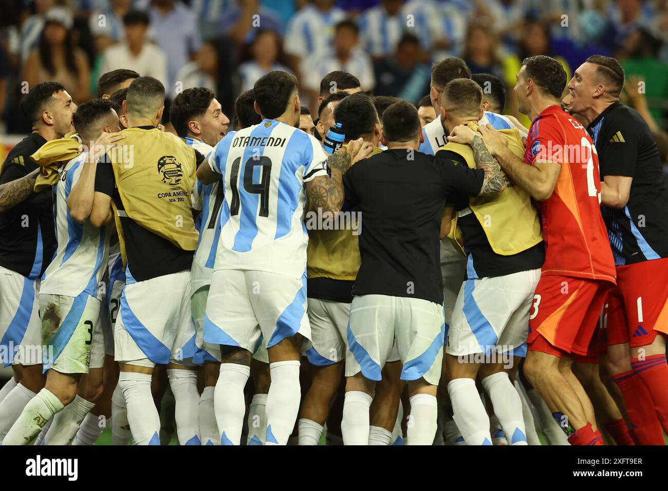 Argentina's footballers celebrate after defeating Ecuador by pennalty ...