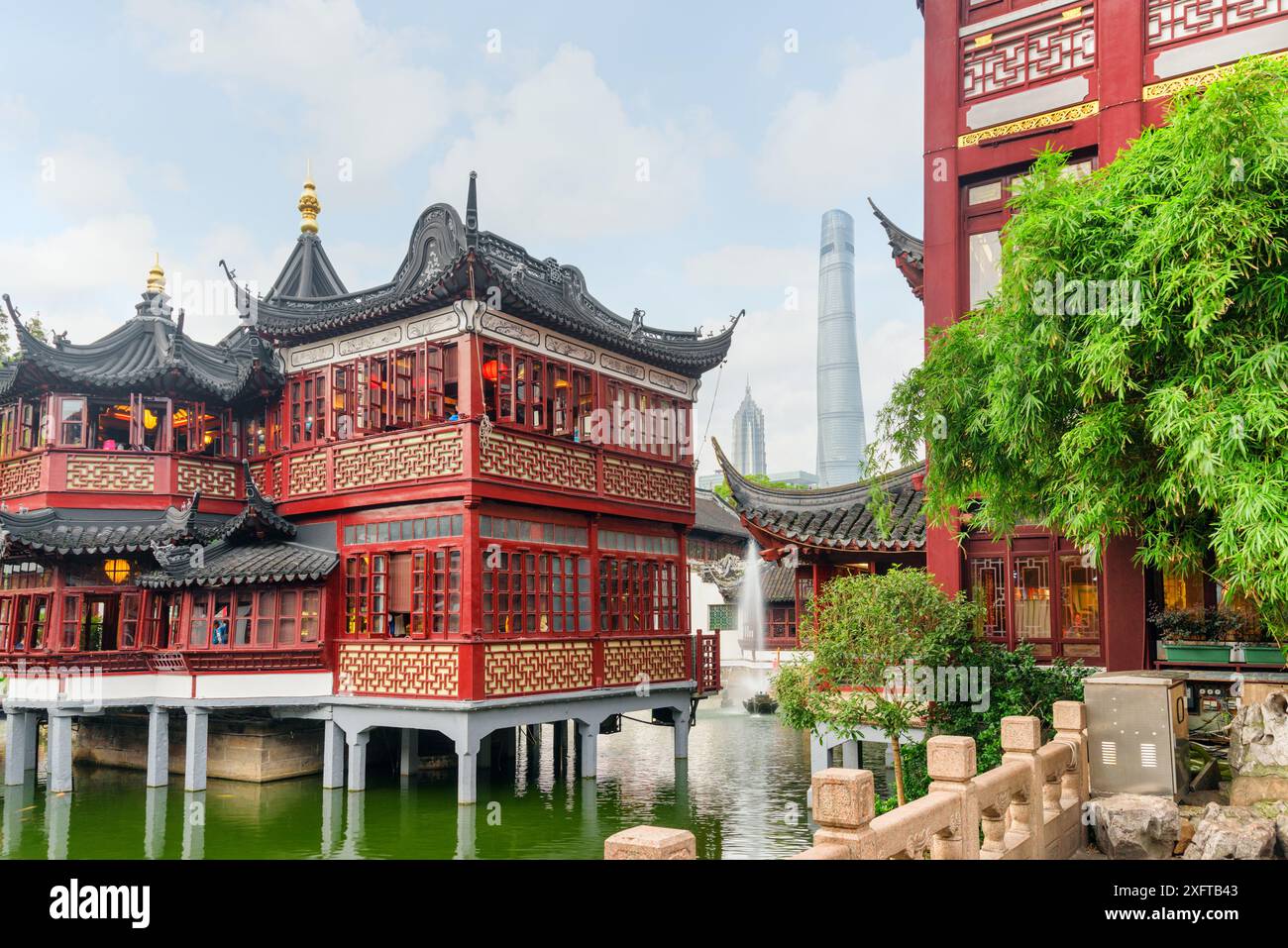 Amazing view of Hu Xin Ting Teahouse (Mid Lake Pavillion) at Yuyuan ...