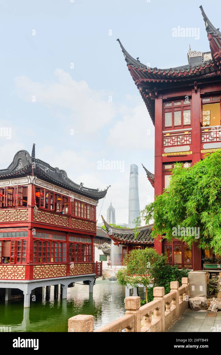 Beautiful traditional red wooden Chinese buildings at Yuyuan Garden in ...